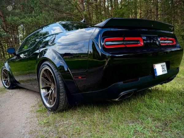 Dodge Challenger 2021 Viļņa vietnē Melns Dodge Challenger 2021 Viļņa, ar dzinēja tilpumu 6.42 L un nobraukumu 61 tūkst. km par 37000 €, foto 4 vietnē AUTOMOTO.COM.LV