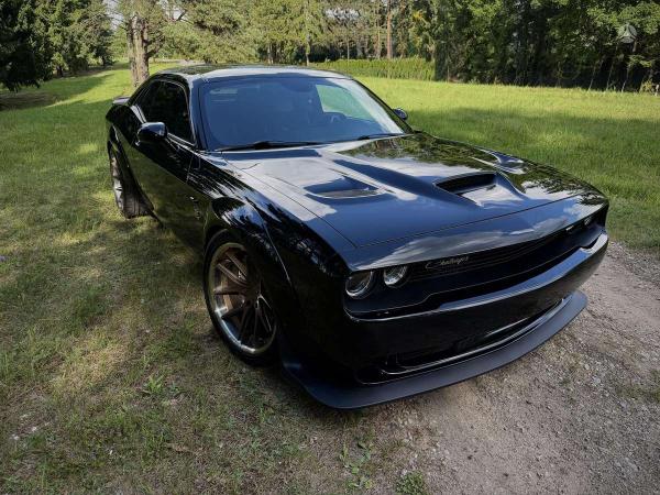 Dodge Challenger 2021 Viļņa vietnē Melns Dodge Challenger 2021 Viļņa, ar dzinēja tilpumu 6.42 L un nobraukumu 61 tūkst. km par 37000 €, foto 1 vietnē AUTOMOTO.COM.LV