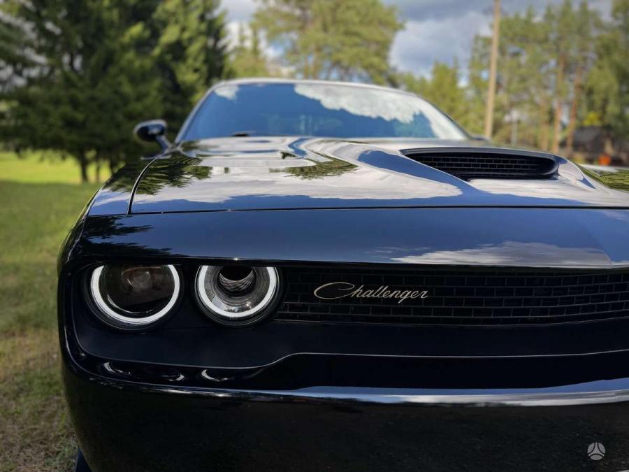 Melns Dodge Challenger 2021 Viļņa, ar dzinēja tilpumu 6.42 L un nobraukumu 61 tūkst. km par 37000 €, foto 12 vietnē AUTOMOTO.COM.LV