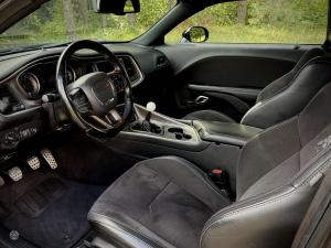 Melns Dodge Challenger 2021 Viļņa, ar dzinēja tilpumu 6.42 L un nobraukumu 61 tūkst. km par 37000 €, foto 16 vietnē AUTOMOTO.COM.LV