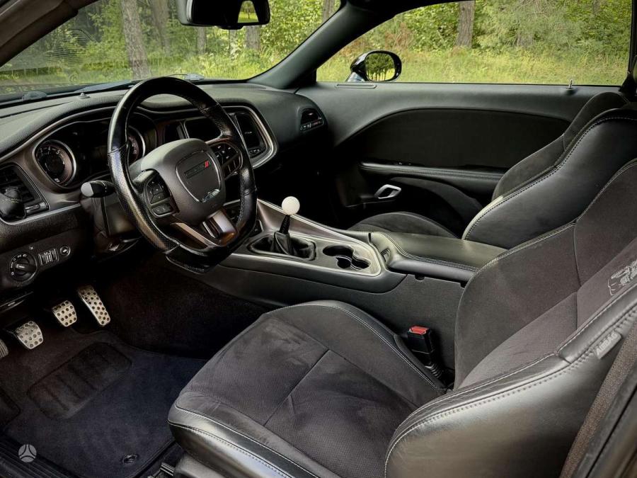 Melns Dodge Challenger 2021 Viļņa, ar dzinēja tilpumu 6.42 L un nobraukumu 61 tūkst. km par 37000 €, foto 16 vietnē AUTOMOTO.COM.LV