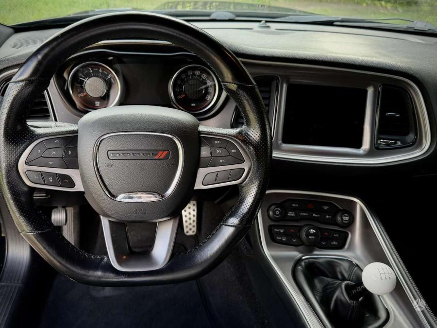Melns Dodge Challenger 2021 Viļņa, ar dzinēja tilpumu 6.42 L un nobraukumu 61 tūkst. km par 37000 €, foto 20 vietnē AUTOMOTO.COM.LV