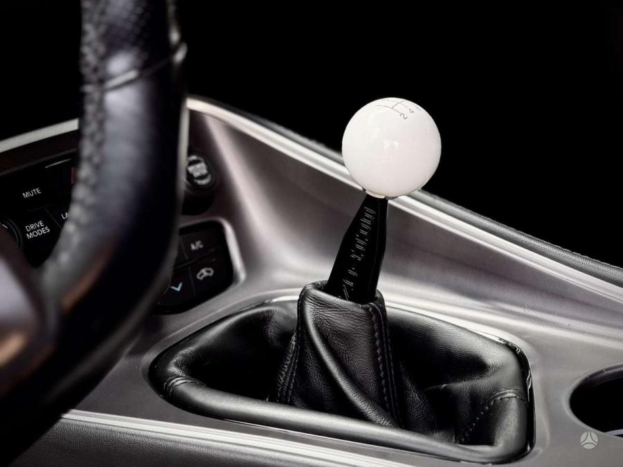 Melns Dodge Challenger 2021 Viļņa, ar dzinēja tilpumu 6.42 L un nobraukumu 61 tūkst. km par 37000 €, foto 19 vietnē AUTOMOTO.COM.LV