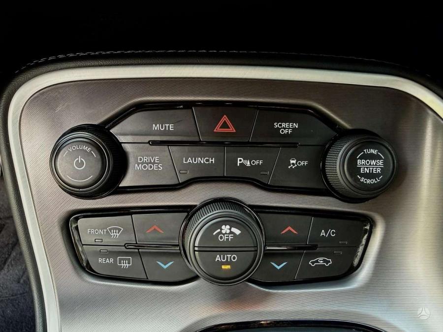 Melns Dodge Challenger 2021 Viļņa, ar dzinēja tilpumu 6.42 L un nobraukumu 61 tūkst. km par 37000 €, foto 36 vietnē AUTOMOTO.COM.LV