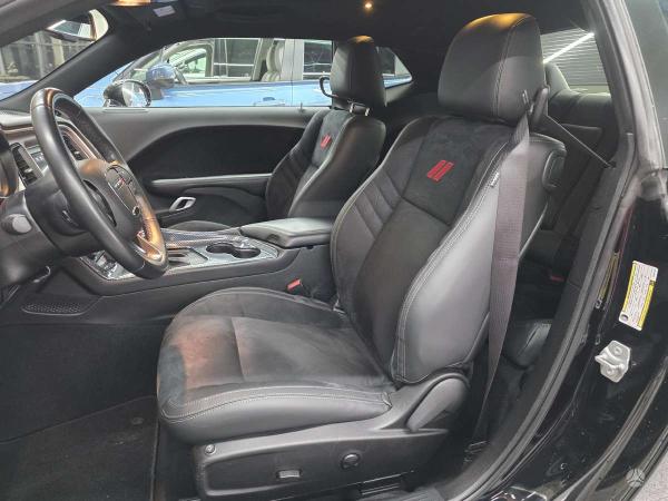 Black Dodge Challenger 2022 in Siauliai, with an engine capacity of 3.60 L and mileage of 61 thousand km for 24950 €, photo 11 on AUTOMOTO.COM.LV