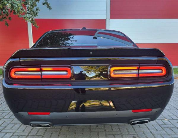 Black Dodge Challenger 2022 in Siauliai, with an engine capacity of 3.60 L and mileage of 42 thousand km for 25100 €, photo 11 on AUTOMOTO.COM.LV
