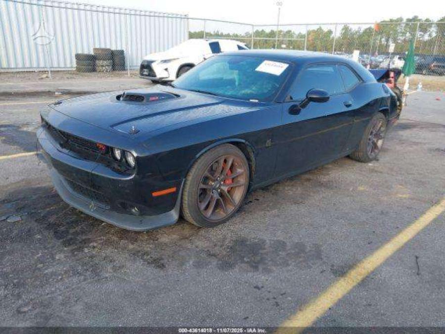 Melns Dodge Challenger 2022 Klaipėda, ar dzinēja tilpumu 6.42 L un nobraukumu 61 tūkst. km par 18425 €, foto 2 vietnē AUTOMOTO.COM.LV