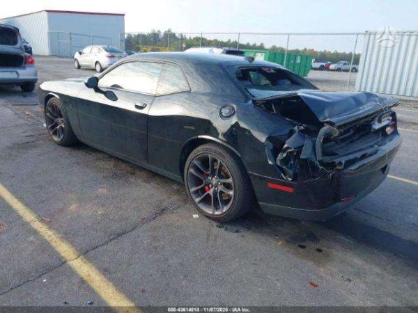 Black Dodge Challenger 2022 in Klaipeda, with an engine capacity of 6.42 L and mileage of 61 thousand km for 18425 €, photo 3 on AUTOMOTO.COM.LV