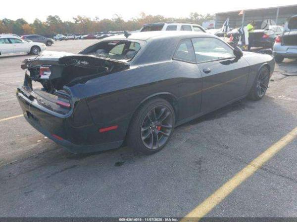 Black Dodge Challenger 2022 in Klaipeda, with an engine capacity of 6.42 L and mileage of 61 thousand km for 18425 €, photo 4 on AUTOMOTO.COM.LV