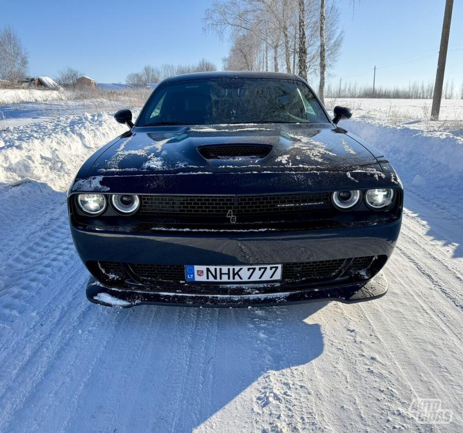 Black Dodge Challenger 2022 in Siauliai, with an engine capacity of 3.60 L and mileage of 52 thousand km for 25200 €, photo 2 on AUTOMOTO.COM.LV