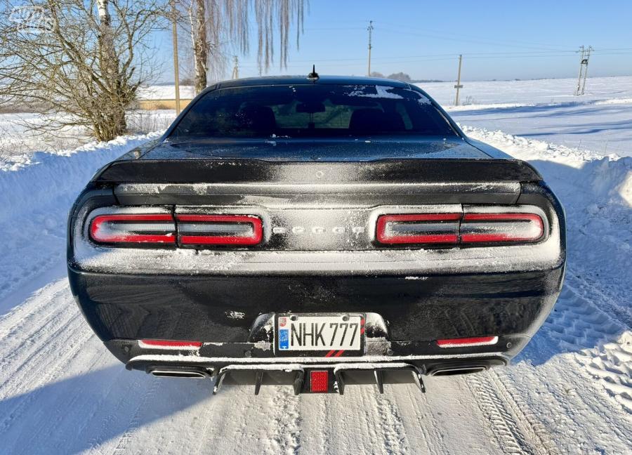 Black Dodge Challenger 2022 in Siauliai, with an engine capacity of 3.60 L and mileage of 52 thousand km for 25200 €, photo 5 on AUTOMOTO.COM.LV