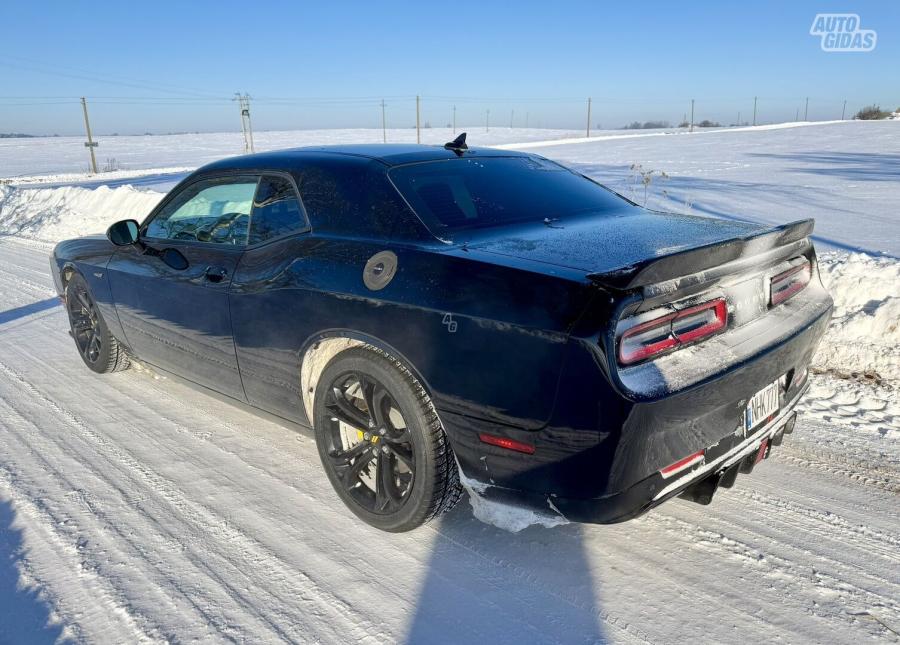 Black Dodge Challenger 2022 in Siauliai, with an engine capacity of 3.60 L and mileage of 52 thousand km for 25200 €, photo 6 on AUTOMOTO.COM.LV