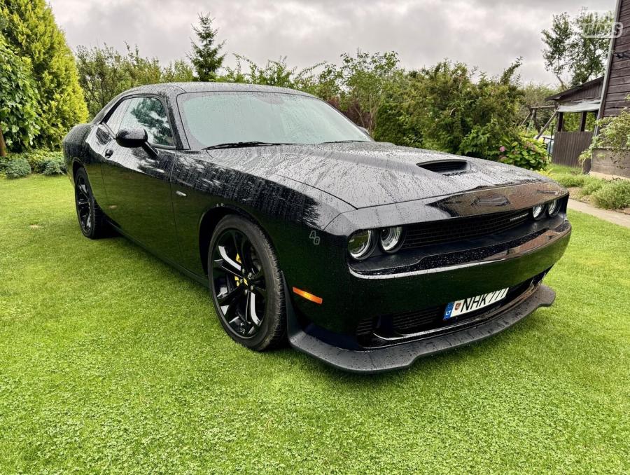 Black Dodge Challenger 2022 in Siauliai, with an engine capacity of 3.60 L and mileage of 52 thousand km for 25200 €, photo 16 on AUTOMOTO.COM.LV