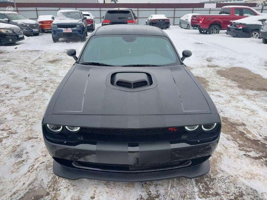 Black Dodge Challenger 2022 in Alytus, with an engine capacity of 5.65 L and mileage of 40 thousand km for 34500 €, photo 1 on AUTOMOTO.COM.LV