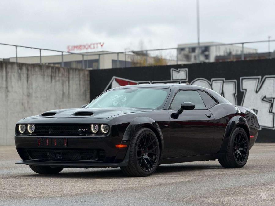 Black Dodge Challenger 2023 in Vilnius, with an engine capacity of 6.17 L and mileage of 3 thousand km for 63900 €, photo 1 on AUTOMOTO.COM.LV