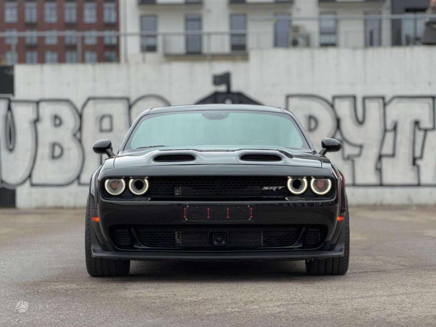 Black Dodge Challenger 2023 in Vilnius, with an engine capacity of 6.17 L and mileage of 3 thousand km for 63900 €, photo 2 on AUTOMOTO.COM.LV