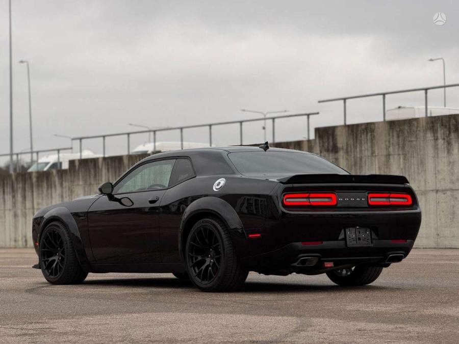 Black Dodge Challenger 2023 in Vilnius, with an engine capacity of 6.17 L and mileage of 3 thousand km for 63900 €, photo 3 on AUTOMOTO.COM.LV