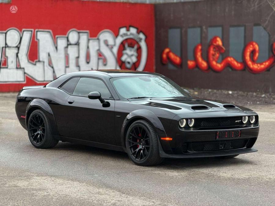 Black Dodge Challenger 2023 in Vilnius, with an engine capacity of 6.17 L and mileage of 3 thousand km for 63900 €, photo 4 on AUTOMOTO.COM.LV