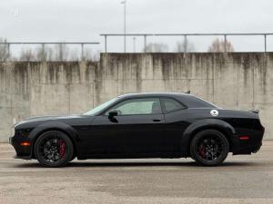 Black Dodge Challenger 2023 in Vilnius, with an engine capacity of 6.17 L and mileage of 3 thousand km for 63900 €, photo 5 on AUTOMOTO.COM.LV