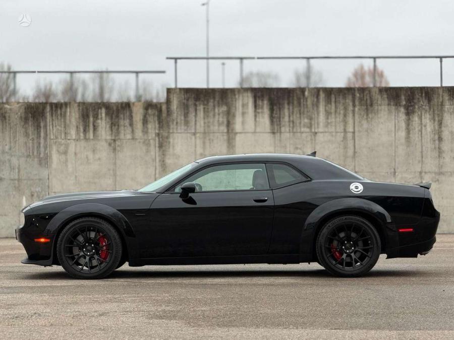 Black Dodge Challenger 2023 in Vilnius, with an engine capacity of 6.17 L and mileage of 3 thousand km for 63900 €, photo 5 on AUTOMOTO.COM.LV