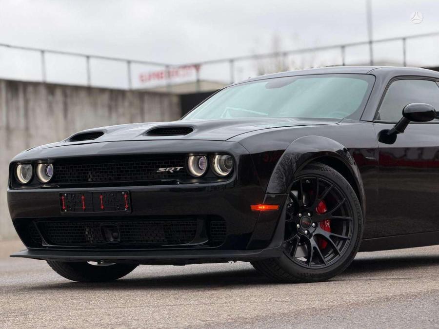 Black Dodge Challenger 2023 in Vilnius, with an engine capacity of 6.17 L and mileage of 3 thousand km for 63900 €, photo 8 on AUTOMOTO.COM.LV