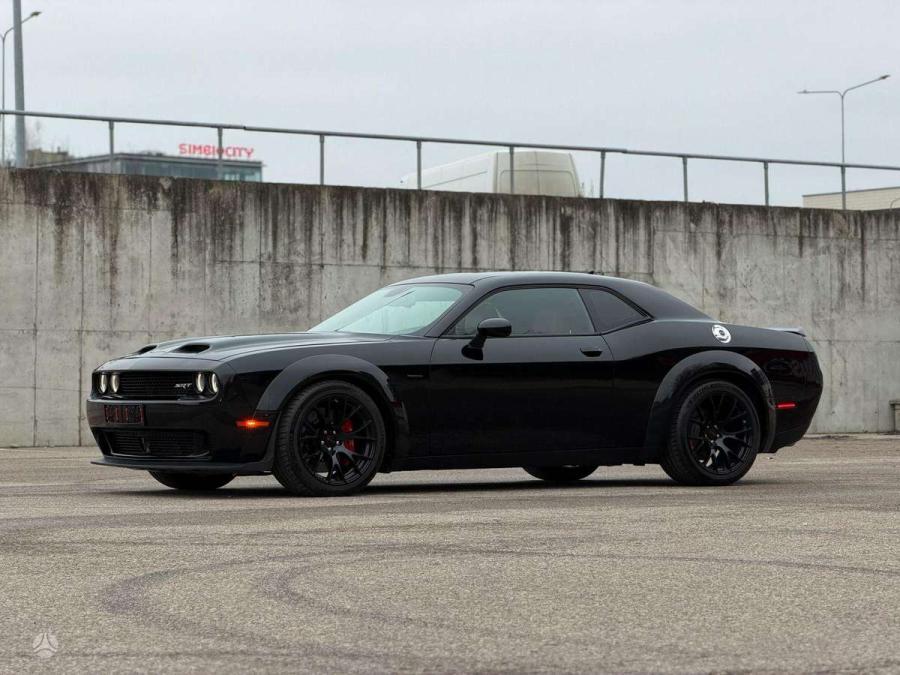 Black Dodge Challenger 2023 in Vilnius, with an engine capacity of 6.17 L and mileage of 3 thousand km for 63900 €, photo 40 on AUTOMOTO.COM.LV
