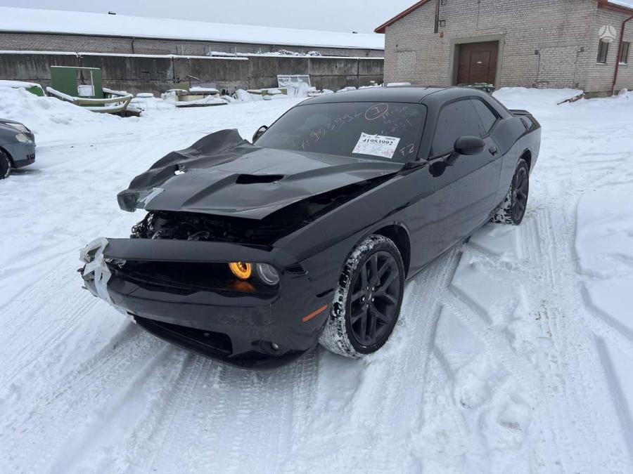 Black Dodge Challenger 2023 in Kaunas, with an engine capacity of 3.60 L and mileage of 39 thousand km for 10500 €, photo 1 on AUTOMOTO.COM.LV