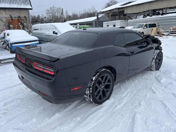 Black Dodge Challenger 2023 in Kaunas, with an engine capacity of 3.60 L and mileage of 39 thousand km for 10500 €, photo 5 on AUTOMOTO.COM.LV
