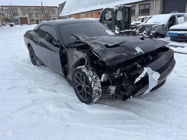 Black Dodge Challenger 2023 in Kaunas, with an engine capacity of 3.60 L and mileage of 39 thousand km for 10500 €, photo 7 on AUTOMOTO.COM.LV