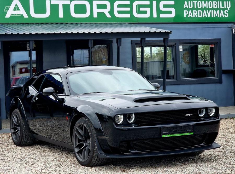Melns Dodge Challenger 2023 Kretinga, ar dzinēja tilpumu 6.40 L un nobraukumu 20 tūkst. km par 36950 €, foto 1 vietnē AUTOMOTO.COM.LV