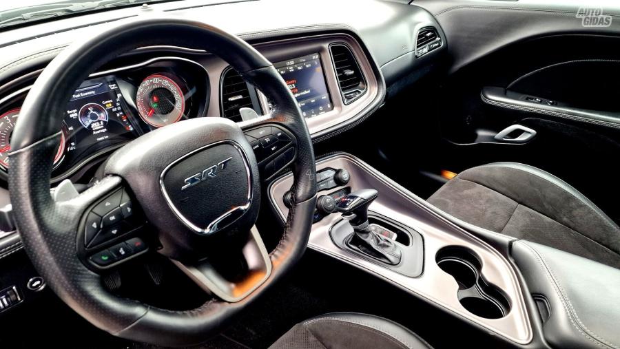 Melns Dodge Challenger 2023 Kretinga, ar dzinēja tilpumu 6.40 L un nobraukumu 20 tūkst. km par 36950 €, foto 37 vietnē AUTOMOTO.COM.LV
