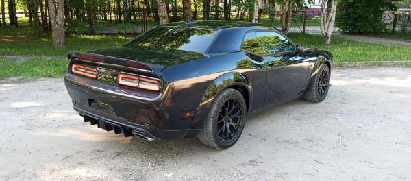 Black Dodge Challenger 2023 in Klaipeda, with an engine capacity of 6.42 L and mileage of 21 thousand km for 34900 €, photo 8 on AUTOMOTO.COM.LV