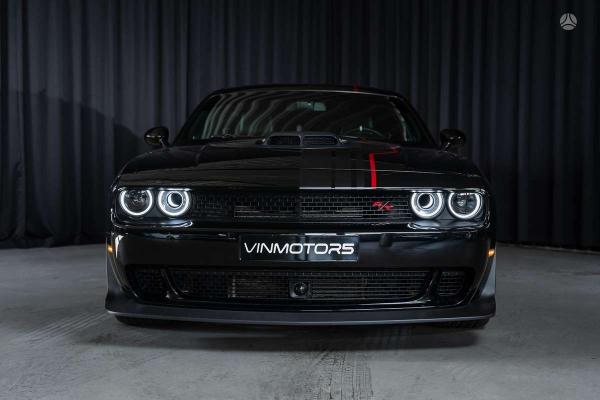Melns Dodge Challenger 2023 Viļņa, ar dzinēja tilpumu 5.65 L un nobraukumu 32 tūkst. km par 33000 €, foto 3 vietnē AUTOMOTO.COM.LV
