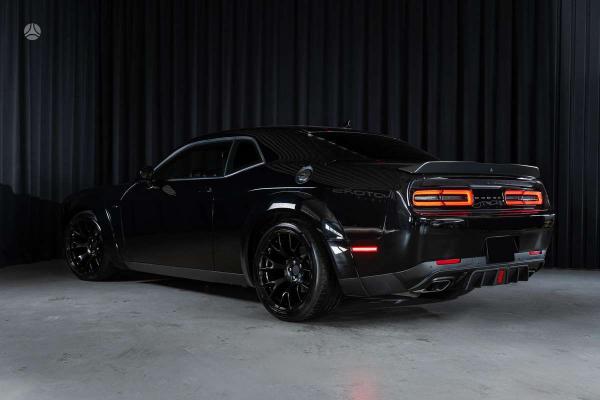 Melns Dodge Challenger 2023 Viļņa, ar dzinēja tilpumu 5.65 L un nobraukumu 32 tūkst. km par 33000 €, foto 6 vietnē AUTOMOTO.COM.LV