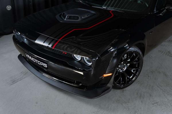 Melns Dodge Challenger 2023 Viļņa, ar dzinēja tilpumu 5.65 L un nobraukumu 32 tūkst. km par 33000 €, foto 7 vietnē AUTOMOTO.COM.LV