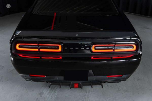 Melns Dodge Challenger 2023 Viļņa, ar dzinēja tilpumu 5.65 L un nobraukumu 32 tūkst. km par 33000 €, foto 9 vietnē AUTOMOTO.COM.LV