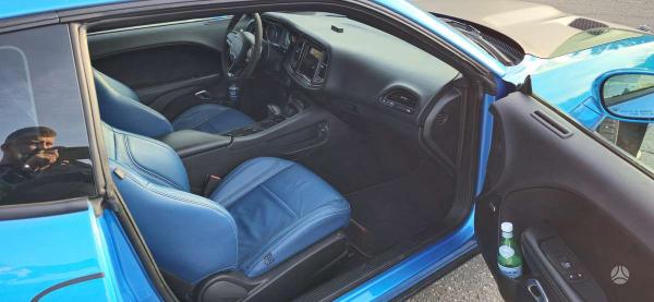 Blue Dodge Challenger 2019 in Klaipeda, with an engine capacity of 6.42 L and mileage of 45 thousand km for 33500 €, photo 10 on AUTOMOTO.COM.LV