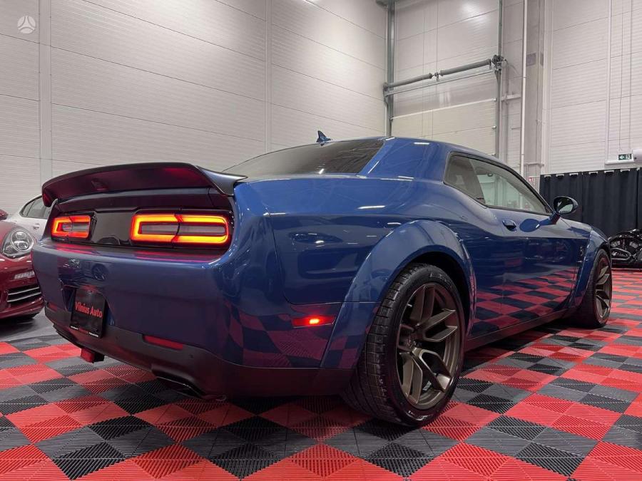 Blue Dodge Challenger 2021 in Vilnius, with an engine capacity of 6.20 L and mileage of 18 thousand km for 69490 €, photo 4 on AUTOMOTO.COM.LV