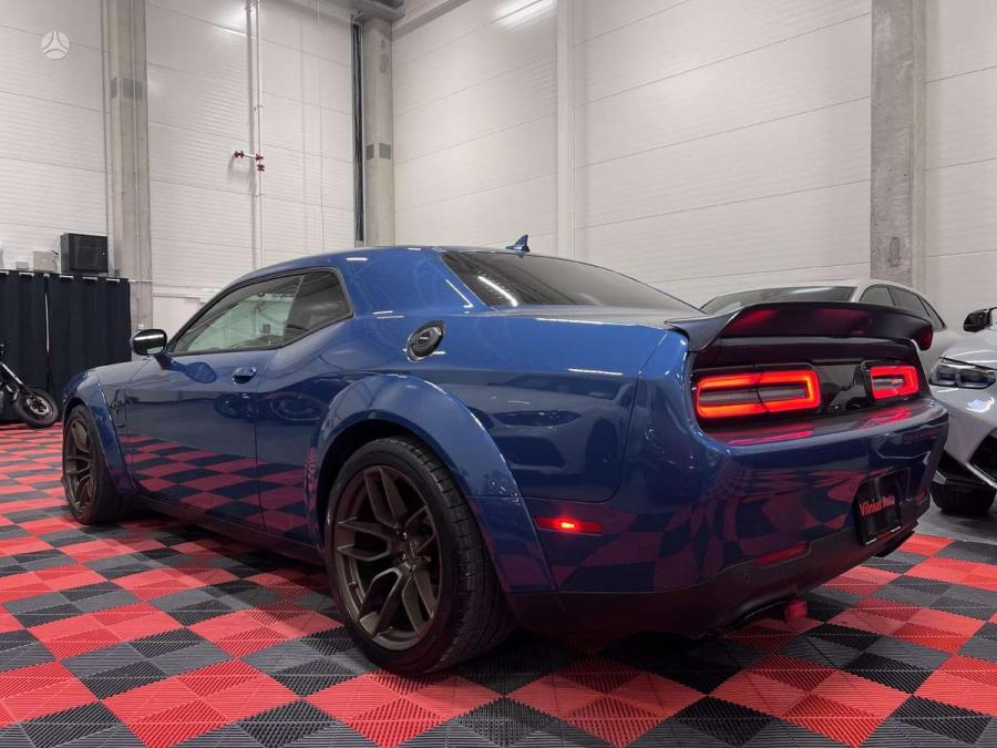 Blue Dodge Challenger 2021 in Vilnius, with an engine capacity of 6.20 L and mileage of 18 thousand km for 69490 €, photo 6 on AUTOMOTO.COM.LV