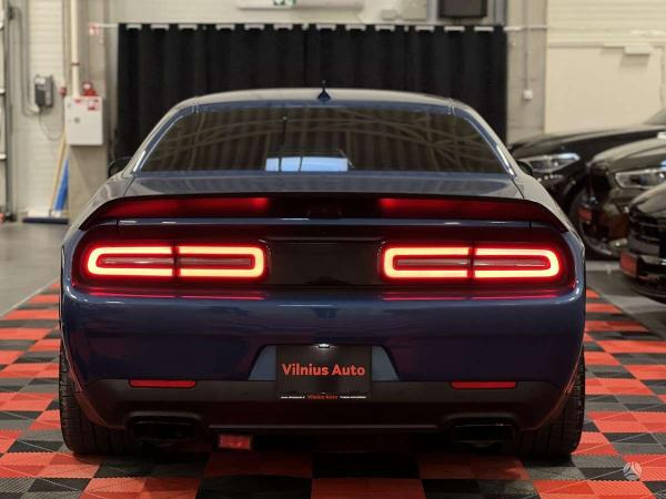 Blue Dodge Challenger 2021 in Vilnius, with an engine capacity of 6.20 L and mileage of 18 thousand km for 61500 €, photo 5 on AUTOMOTO.COM.LV