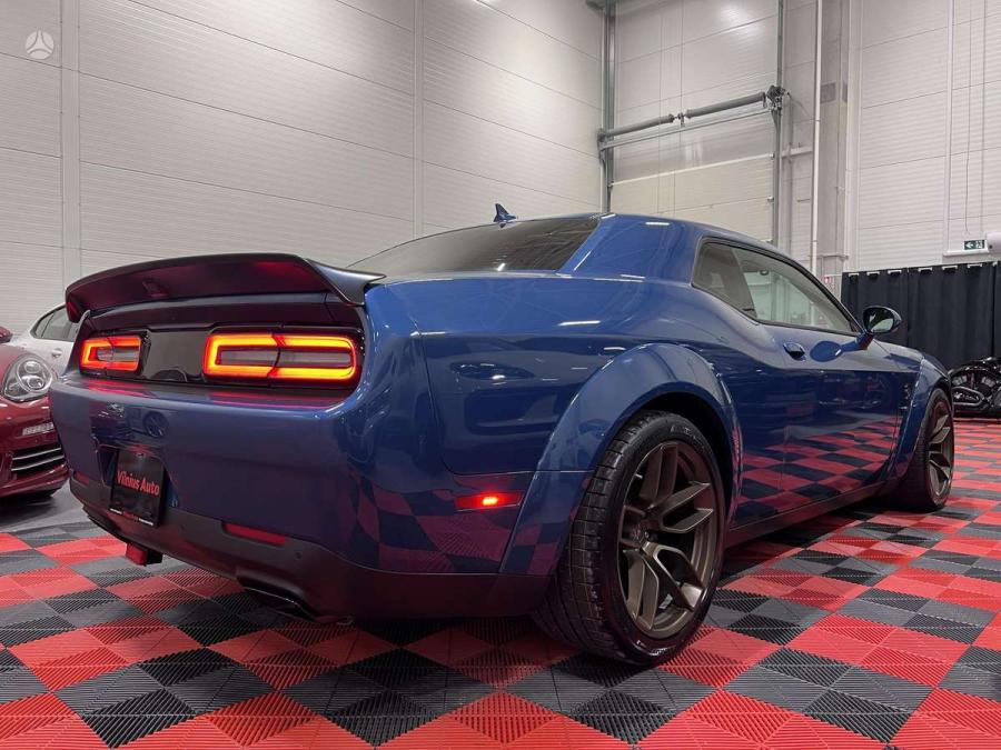 Blue Dodge Challenger 2021 in Vilnius, with an engine capacity of 6.20 L and mileage of 18 thousand km for 59600 €, photo 5 on AUTOMOTO.COM.LV