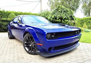 Blue Dodge Challenger 2021 in Plunge, with an engine capacity of 6.40 L and mileage of 70 thousand km for 31700 €, photo  on AUTOMOTO.COM.LV
