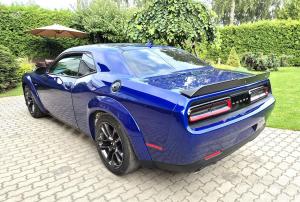 Blue Dodge Challenger 2021 in Plunge, with an engine capacity of 6.40 L and mileage of 70 thousand km for 31700 €, photo 4 on AUTOMOTO.COM.LV