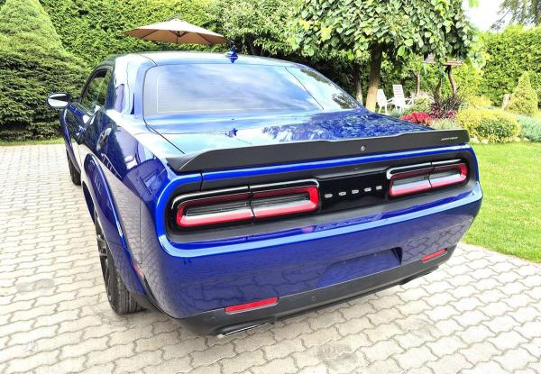 Blue Dodge Challenger 2021 in Plunge, with an engine capacity of 6.40 L and mileage of 70 thousand km for 31700 €, photo 4 on AUTOMOTO.COM.LV
