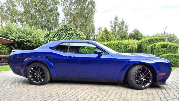 Blue Dodge Challenger 2021 in Plunge, with an engine capacity of 6.40 L and mileage of 70 thousand km for 31700 €, photo 5 on AUTOMOTO.COM.LV