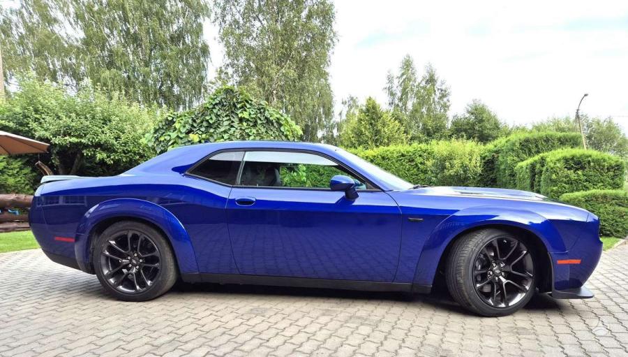 Blue Dodge Challenger 2021 in Plunge, with an engine capacity of 6.40 L and mileage of 70 thousand km for 31700 €, photo 6 on AUTOMOTO.COM.LV