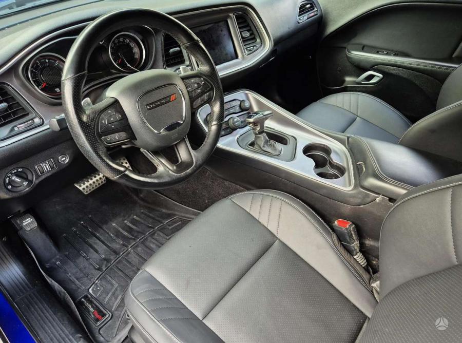 Blue Dodge Challenger 2021 in Plunge, with an engine capacity of 6.40 L and mileage of 70 thousand km for 31700 €, photo 11 on AUTOMOTO.COM.LV