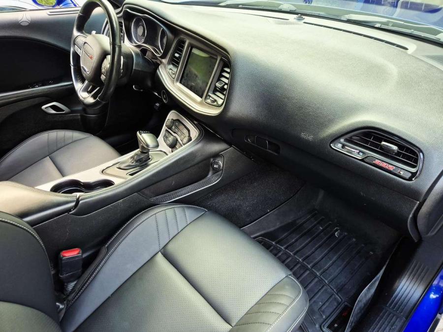 Blue Dodge Challenger 2021 in Plunge, with an engine capacity of 6.40 L and mileage of 70 thousand km for 31700 €, photo 12 on AUTOMOTO.COM.LV