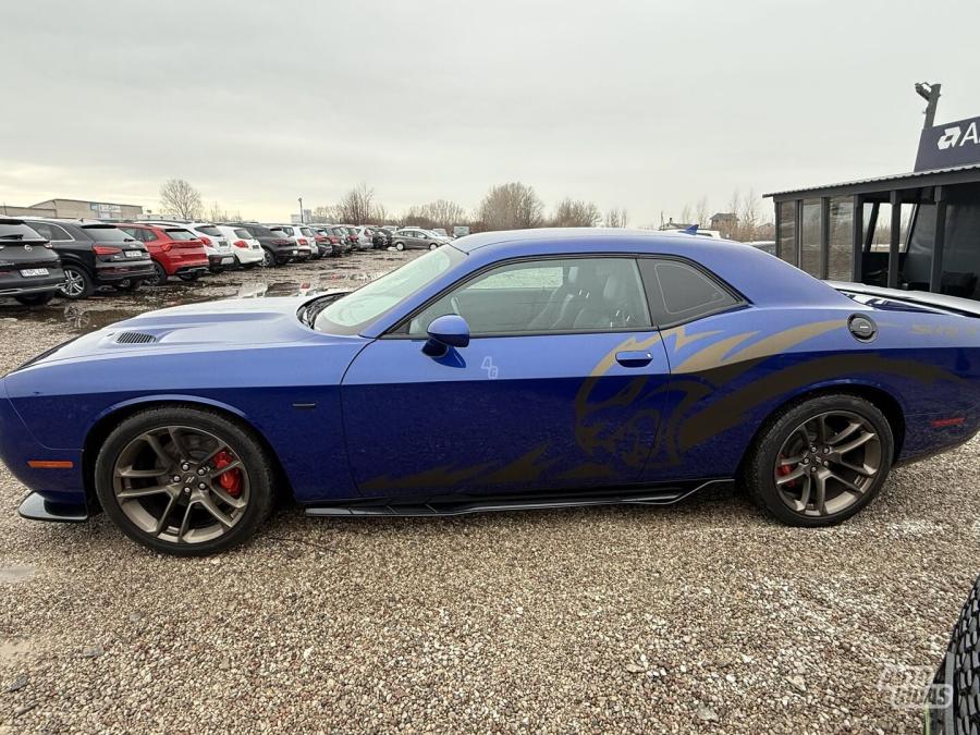 Blue Dodge Challenger 2022 in Kretinga, with an engine capacity of 6.40 L and mileage of 55 thousand km for 34999 €, photo 4 on AUTOMOTO.COM.LV