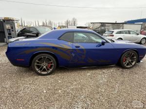 Blue Dodge Challenger 2022 in Kretinga, with an engine capacity of 6.40 L and mileage of 55 thousand km for 34999 €, photo 9 on AUTOMOTO.COM.LV